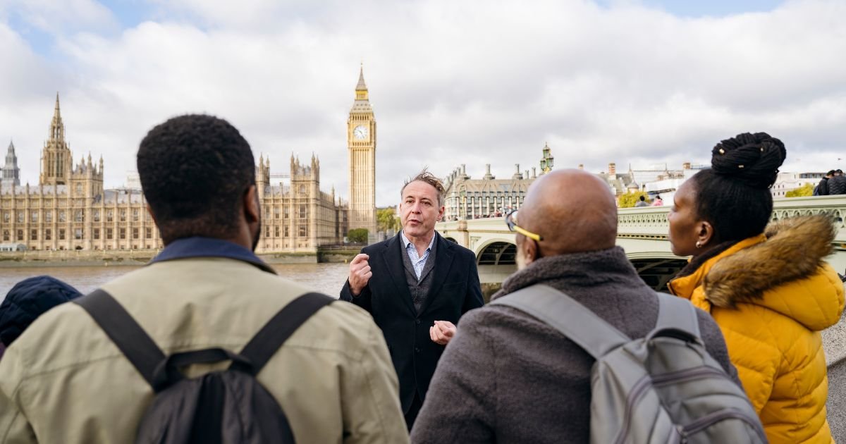 What are the Disadvantages of Being a Tour Guide? (Unveiling the ...